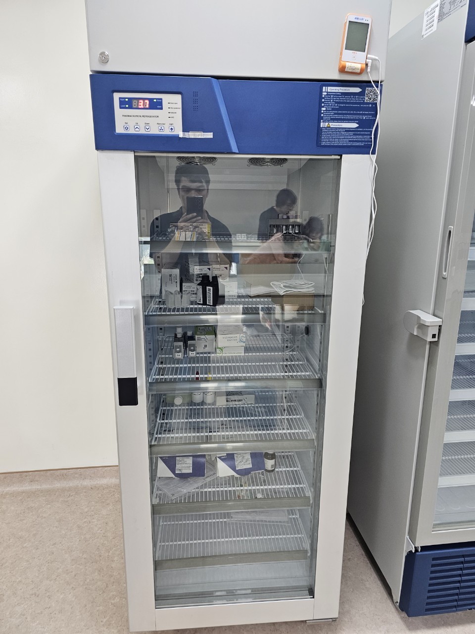 HYC-410 Tủ lạnh bảo quản Vacxin, dược phẩm 410 lít có cửa kính 2 lớp